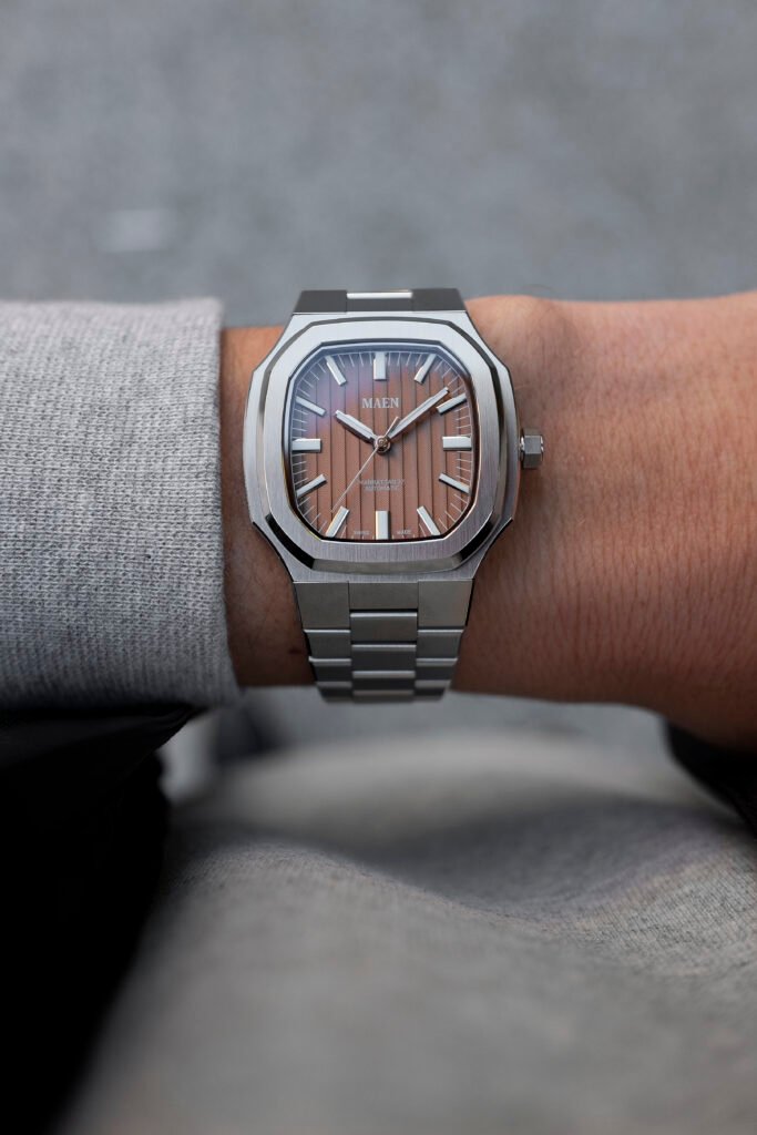 Maen Manhattan 37 Review: A Slim Swiss-Made Tribute to 70s Design ...