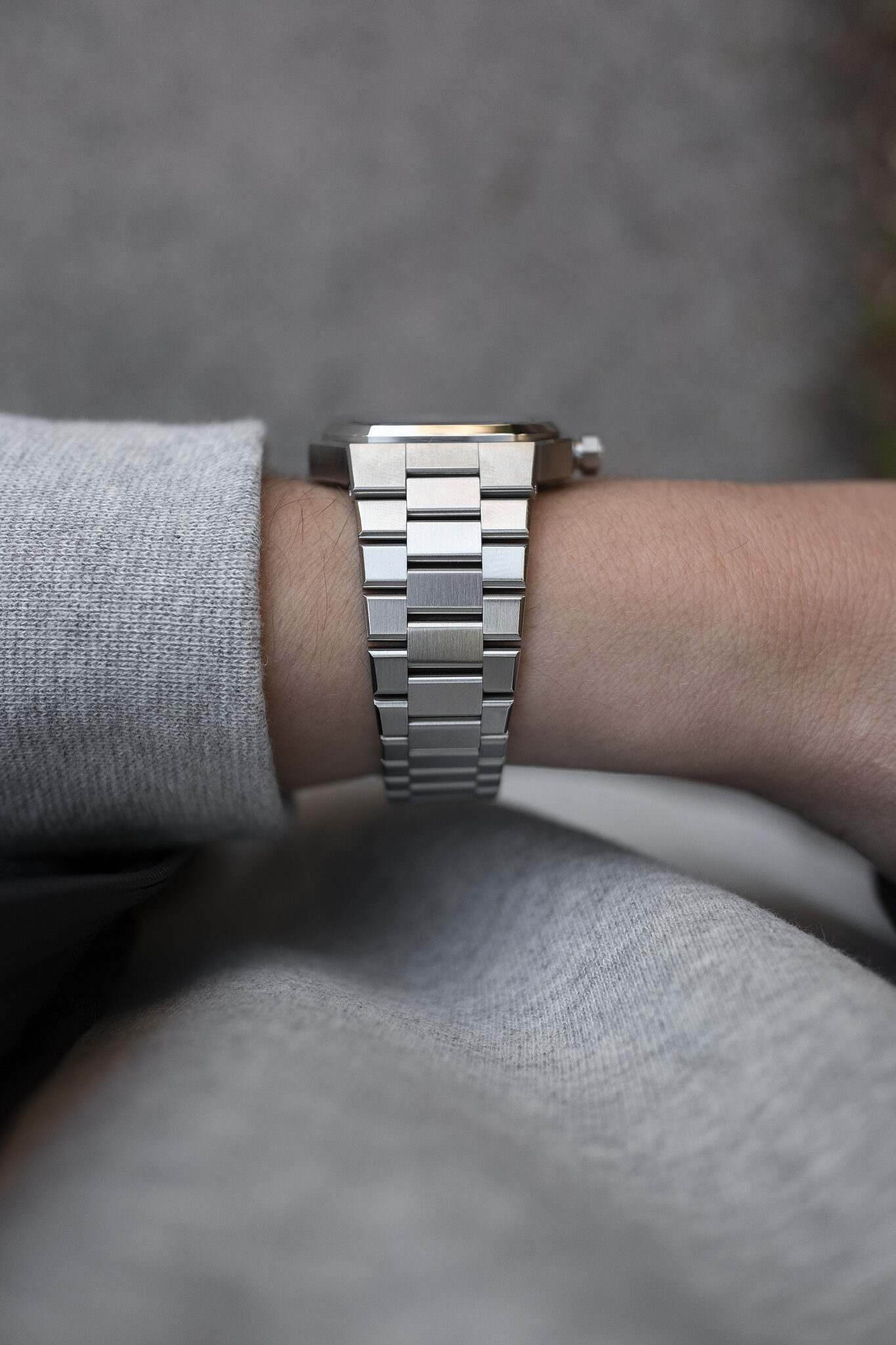 Maen Manhattan 37 Review: A Slim Swiss-Made Tribute to 70s Design ...