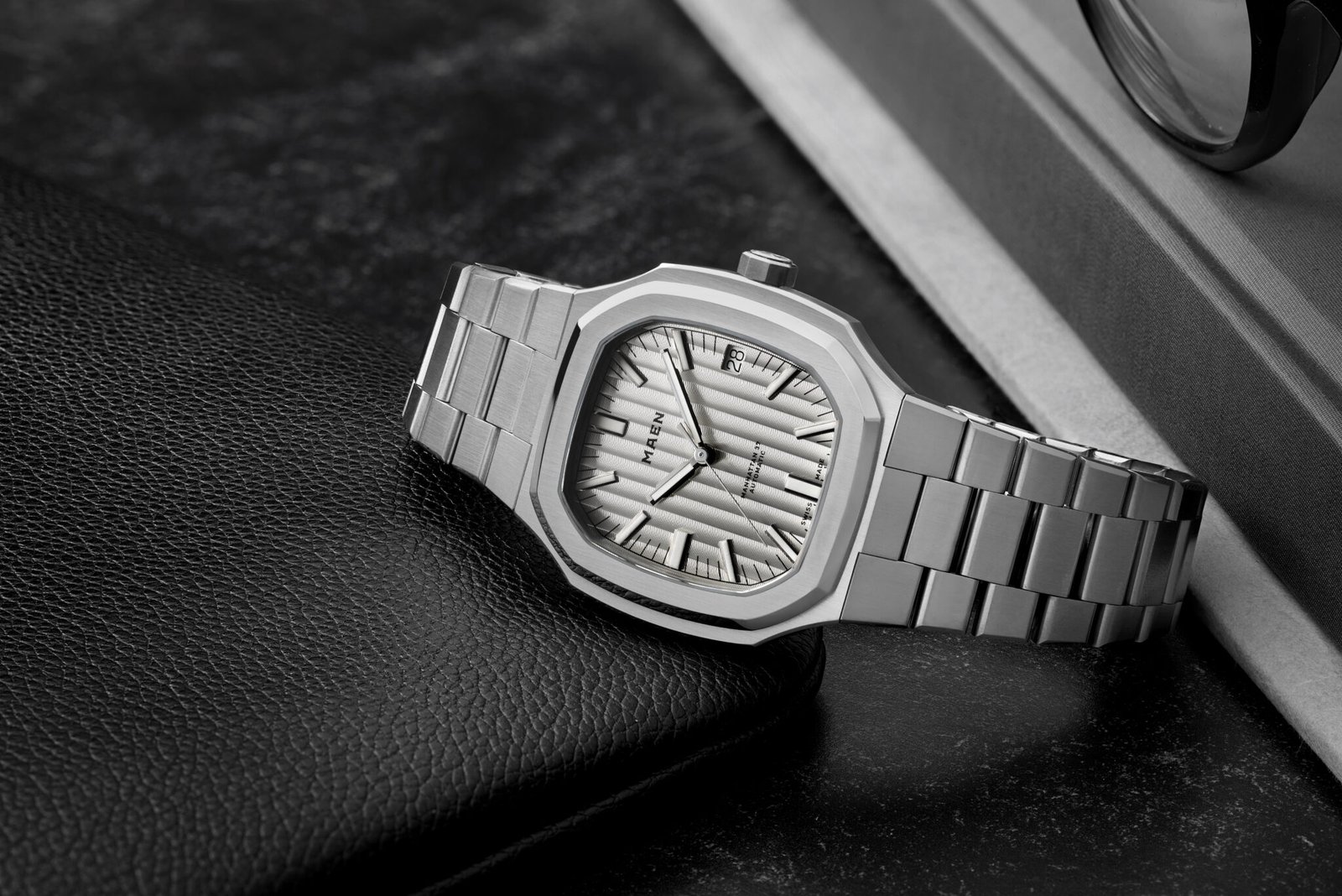 Maen Manhattan 37 Review: A Slim Swiss-Made Tribute to 70s Design ...